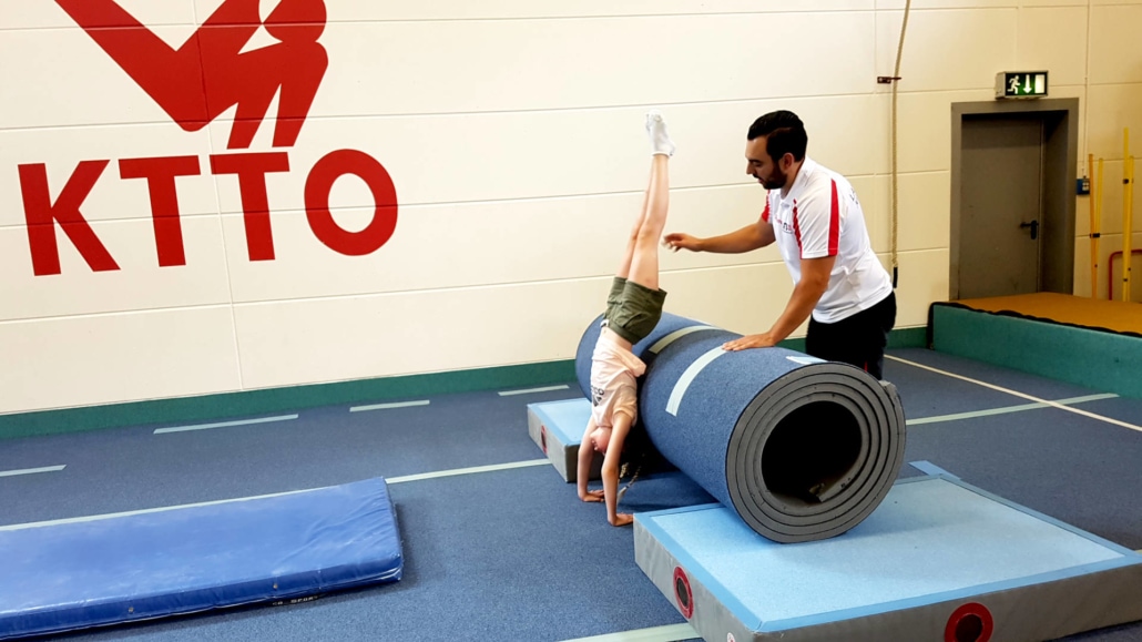 Video: Mit einer zusammengerollten Turnmatte zum Flick Flack. - keep ...